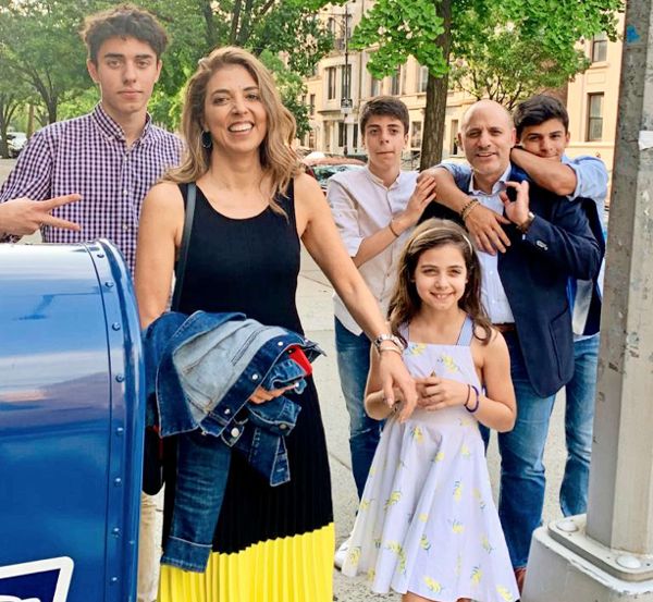 Rodrigo Bitar junto a su esposa Paula Campos y sus cuatro hijos en ...