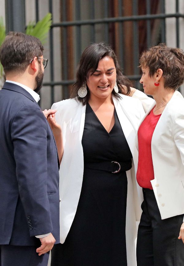 Emocionada se vio a la exministra Izkia Siches al dejar el cargo ...