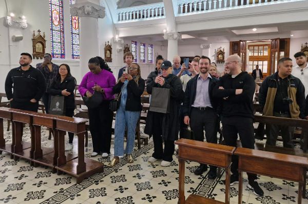 Delegación visitando la capilla de la Casa Central PUCV.