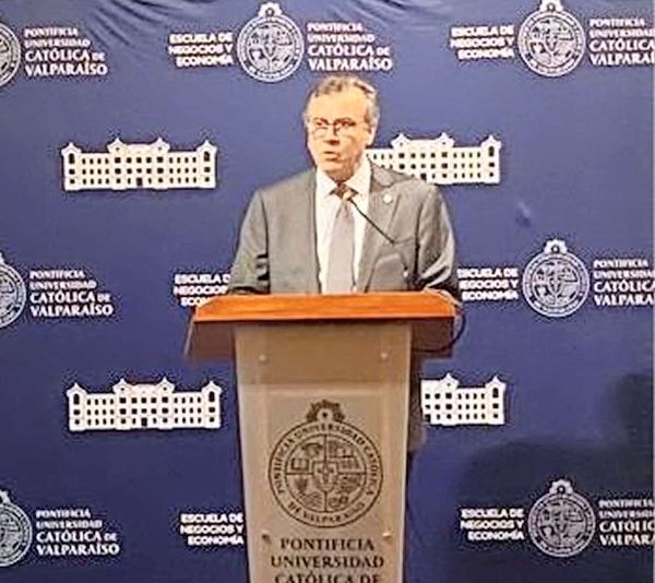 Rodrigo Navia, director Escuela de Negocios y Economía PUCV. Fotos: PUCV.